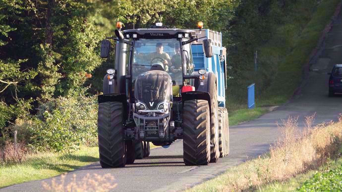Essai du tracteur Valtra S374