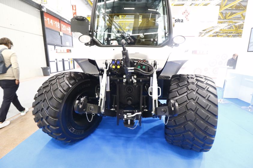 BM Tractors Better 175 : Un tracteur original adapté aux dénivelés