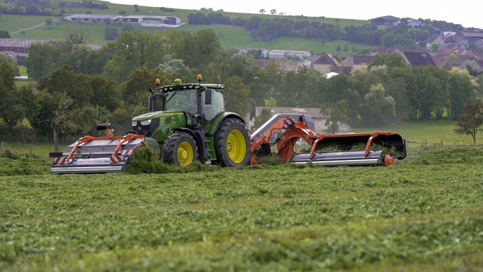 Kuhn : l’andaineur à tapis frontal Merge Maxx 440 F forme deux andains
