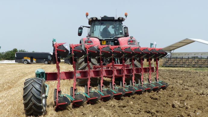 Kverneland : la charrue déchaumeuse Ecomat On-land sort de la raie