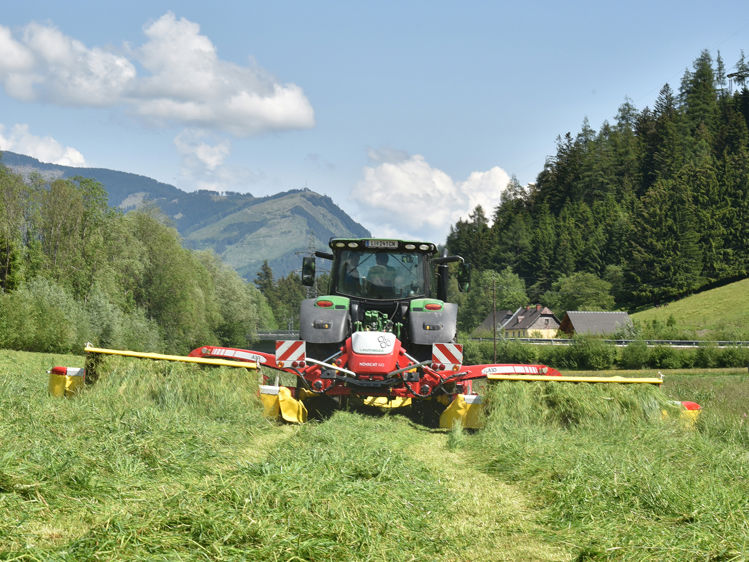 Pöttinger : Le combiné de fauche avant arrière Novacat A10 atteint les ...