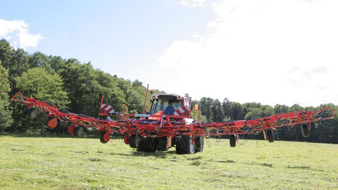 kuhn : Des faneuses portées à 10 rotors