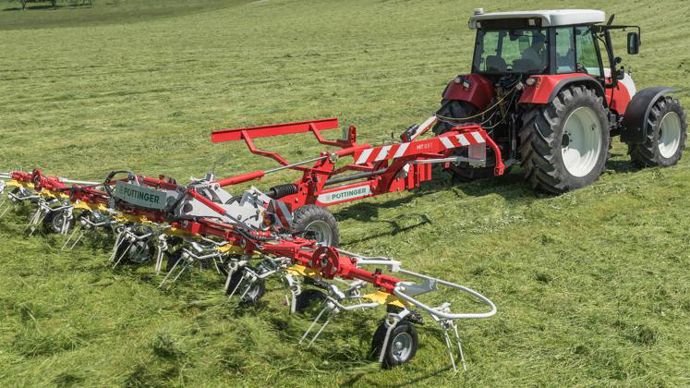 Pöttinger : Une faneuse traînée compacte