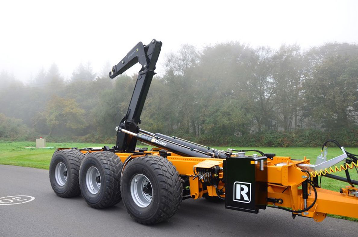 Rolland : Une potence articulée hydraulique sur le porte-caisson Ampliroll