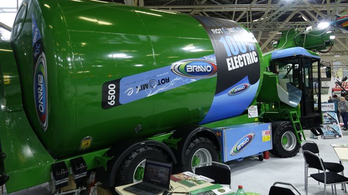 Bravo : mélangeuse distributrice automotrice Rotomix-e, 100 % électrique