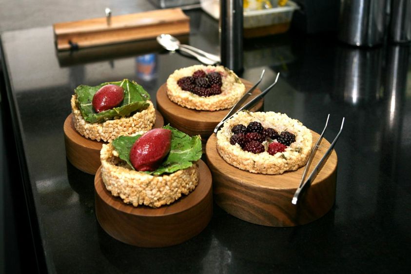 Brandon Dehan, le chef pâtissier ultra créatif, aux côtés de Glenn Viel ...