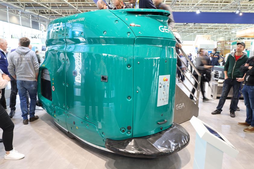 GEA DairyFeed F4500 : le robot alimente jusqu’à 300 bovins