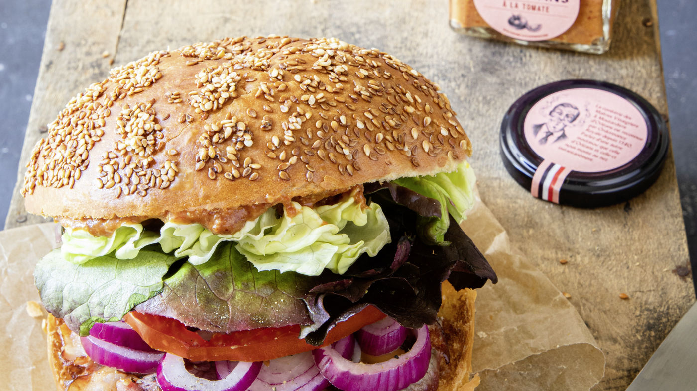 Burger gourmand, moutarde à la tomate