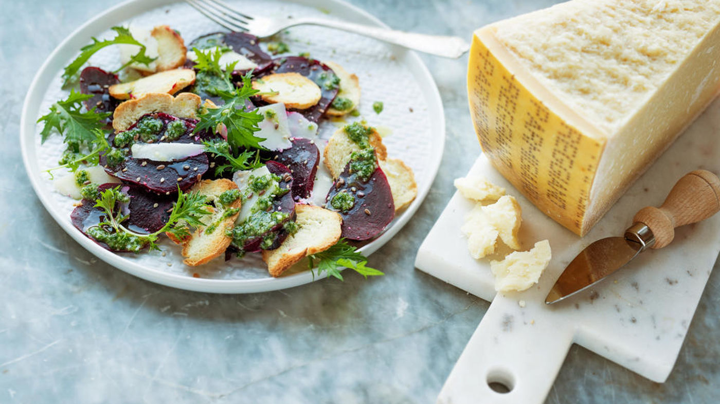 Salade de betterave rouge au Parmigiano Reggiano et sauce aux herbes