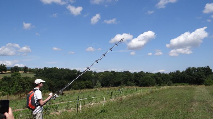 Une perche de pulvérisation pour blanchir ou traiter