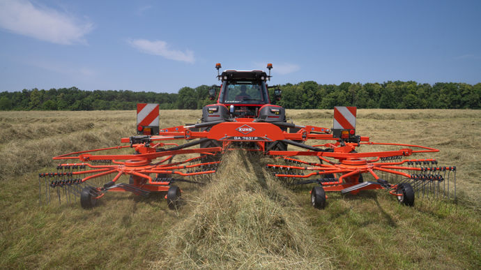 Kuhn lance un andaineur porté à double rotor