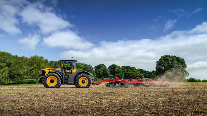 JCB lance le Fastrac 6000, à l'aise sur route et au champ