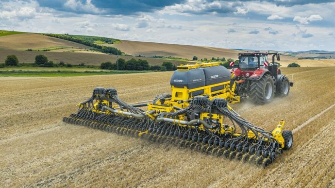 Bednar présente un semoir de semis direct de 12 m
