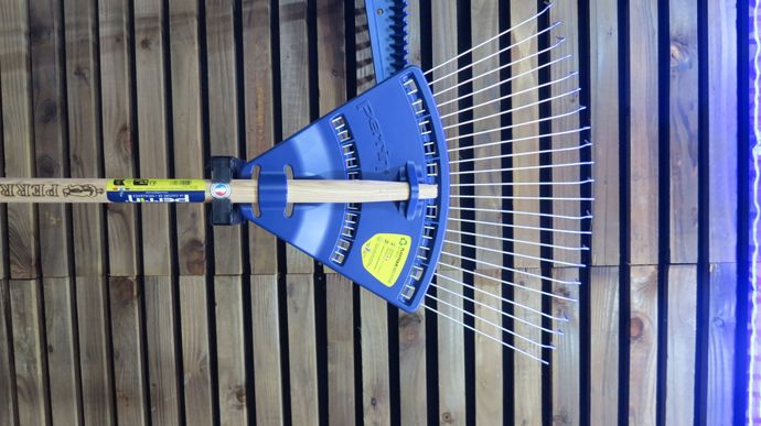 Outils à main Perrin : râteau désherbeur et balai à gazon
